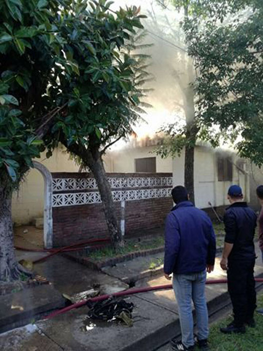 Arden dos casas en el barrio Santa Inés